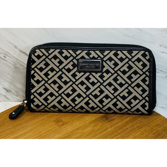 Tommy Hilfiger | Bags | Tommy Hilfiger Womens Th Signature Wallet Khaki ...